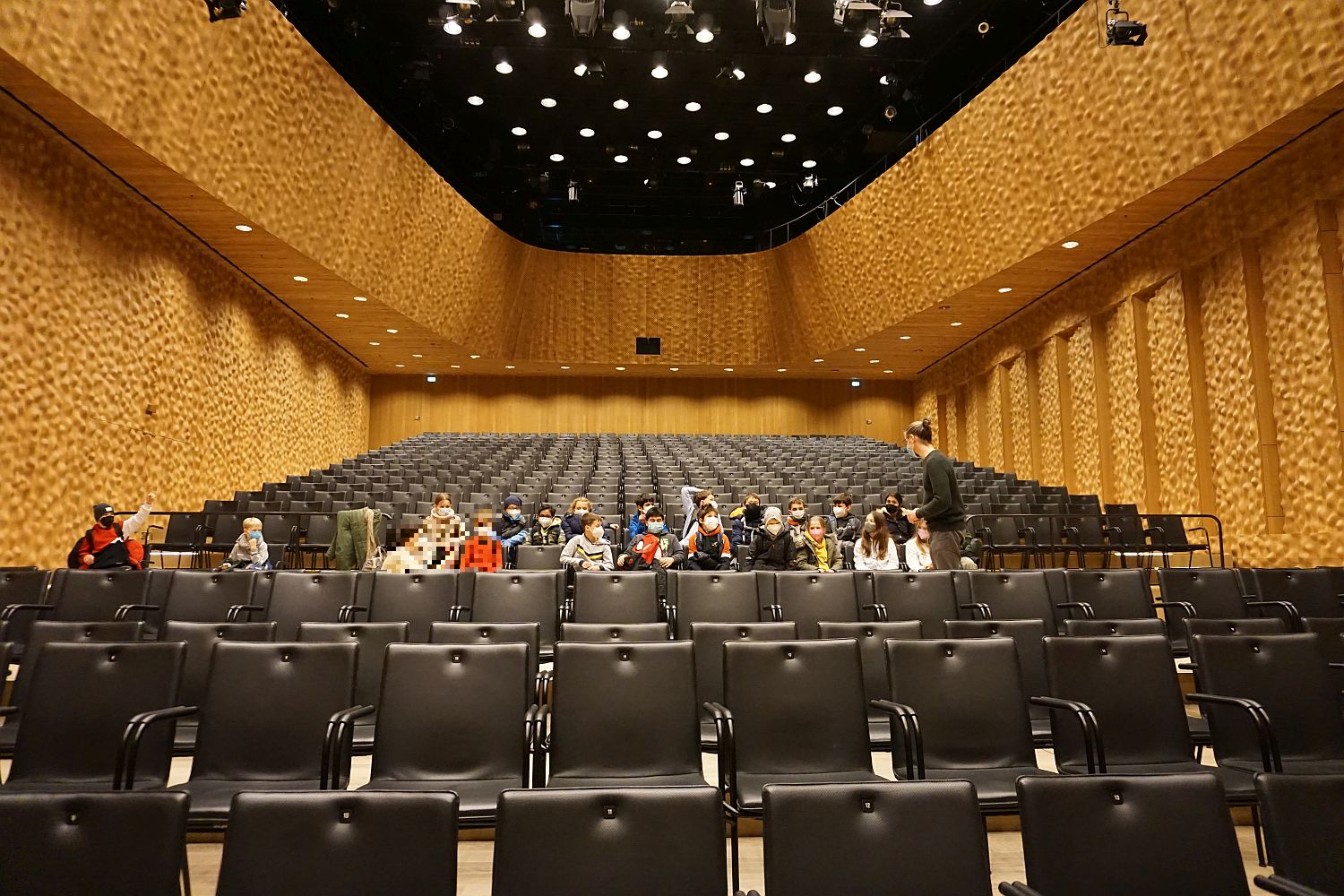 Die Klasse 4a in der Elphi beim Workshop über Orchesterinstrumente ...